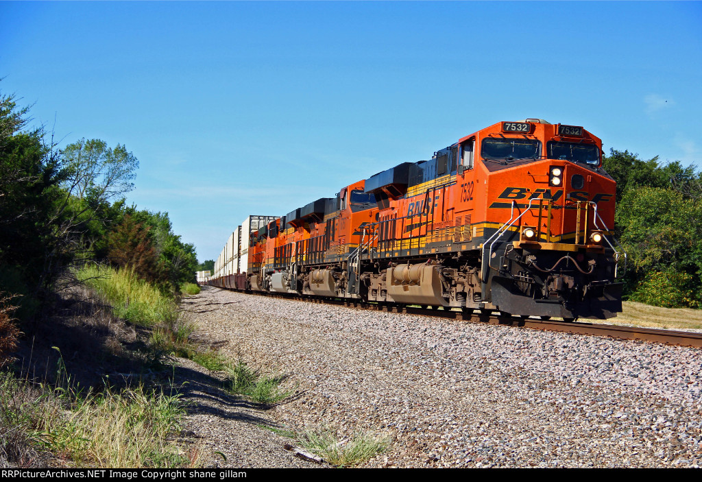 BNSF 7532 Heads up a fast paced moving stack train!